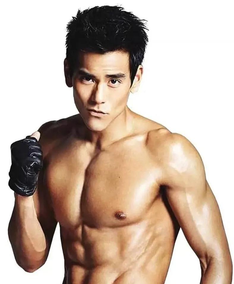 The photo of Peng Yuyan's abs is amazing. His figure is so exciting ...