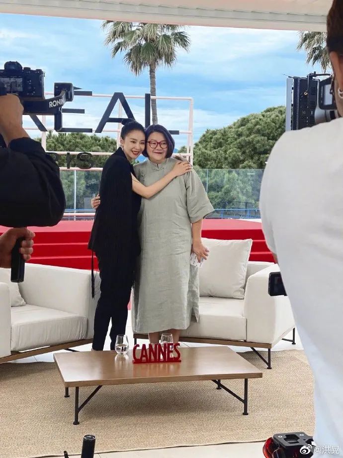 Taunted Gong Jun for not daring to make pictures, deleted Zhu Yilong's group photo, Chen Kaige's ...