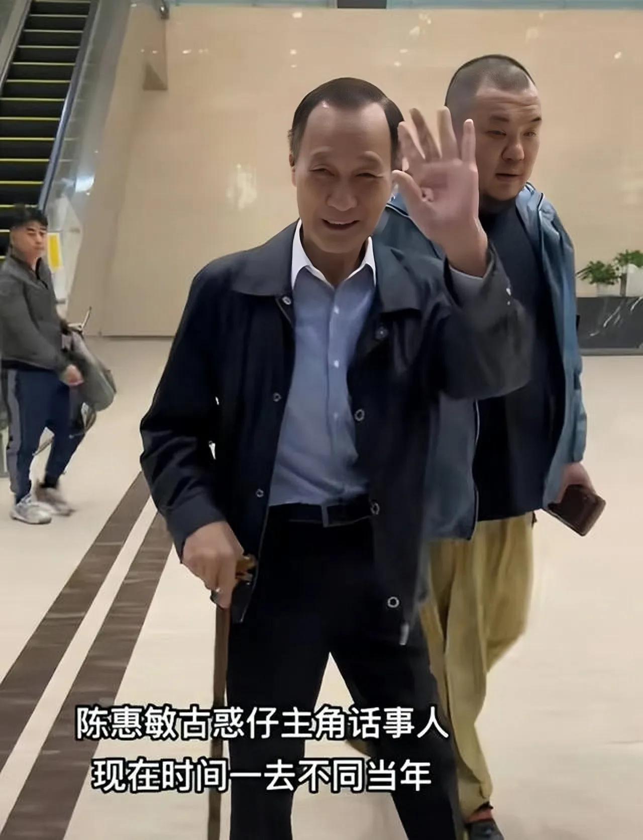 79-year-old Chen Huimin travels with difficulty on crutches, escorted ...