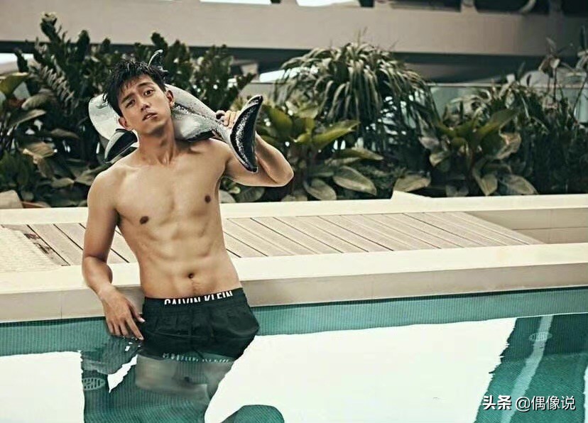 Li Xian shows his abdominal muscles late at night. He has a strong body ...