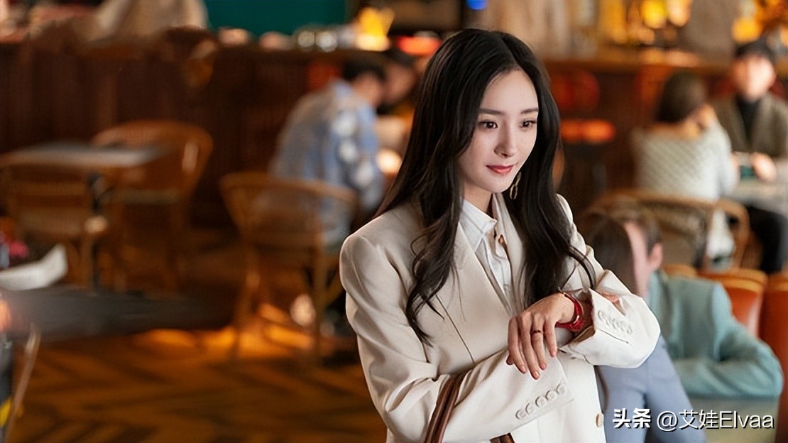 Guo Jingming visits Yang Mi's new drama!Hooking the shoulders and ...