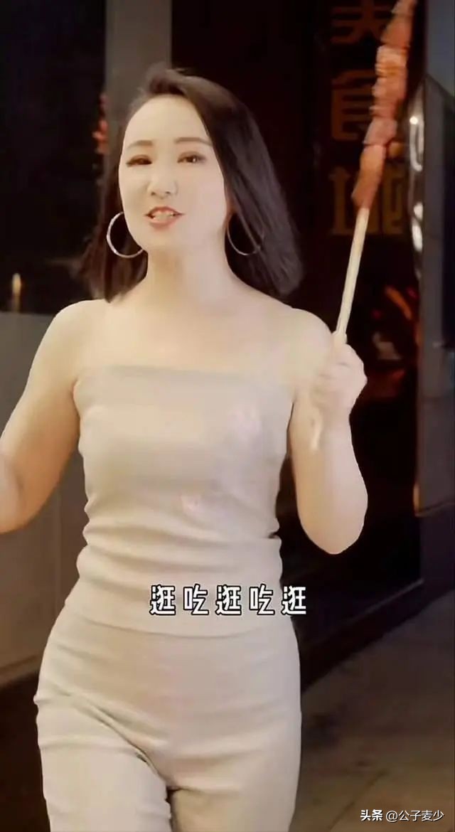 47-year-old Zhou Yanhong caused controversy again!Lying on the bed, drinking and singing ...