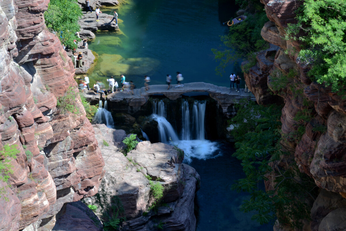 The Hongshi Gorge Spring Waterfall in the Bishui Danshan reflects the ...