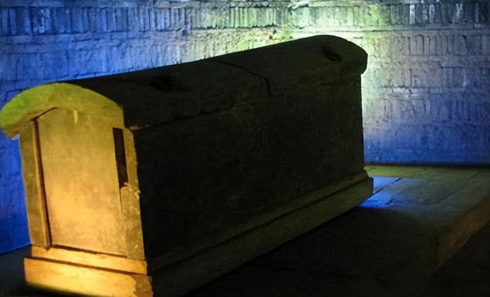 Guarded by two giant pythons outside the ancient tomb on the water, no ...