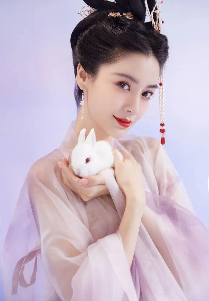 Yang Ying turned into Chang'e in a flowing gauze skirt!Breathtakingly ...