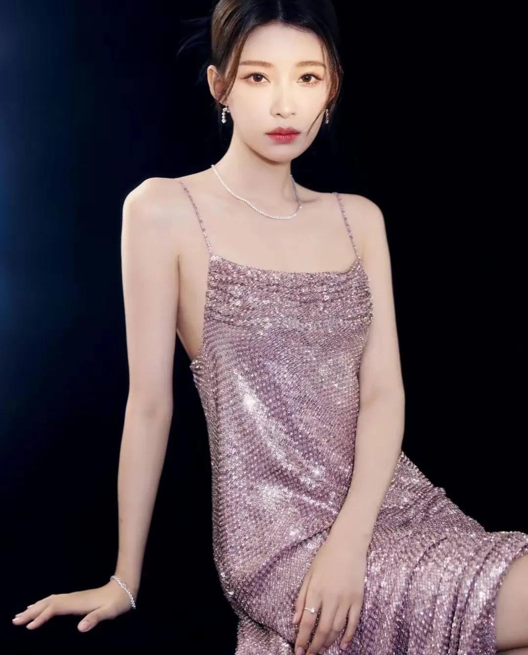 "Hot Mom" Sun Yi, with fair skin and beautiful long legs, sexy and ...
