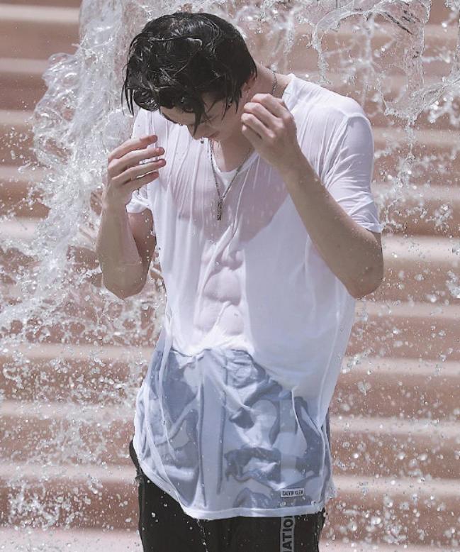 The male star dares to show his figure unexpectedly?The perfunctory fat ...