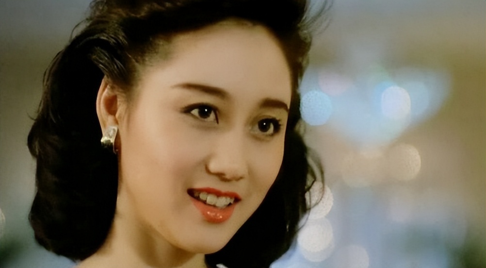 How beautiful was Lizhi back then? The photo of dancing with Stanley Ho ...