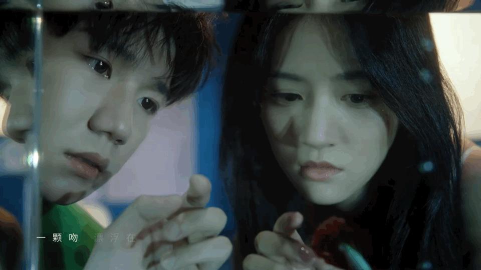 On Wang Yuan's birthday, the new song "Living Room Carnival" was released, and the heroine Huang ...