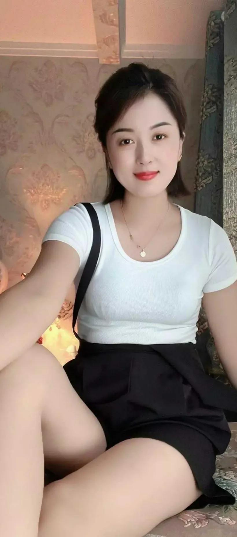 Follow a beautiful girl (37) - iNEWS