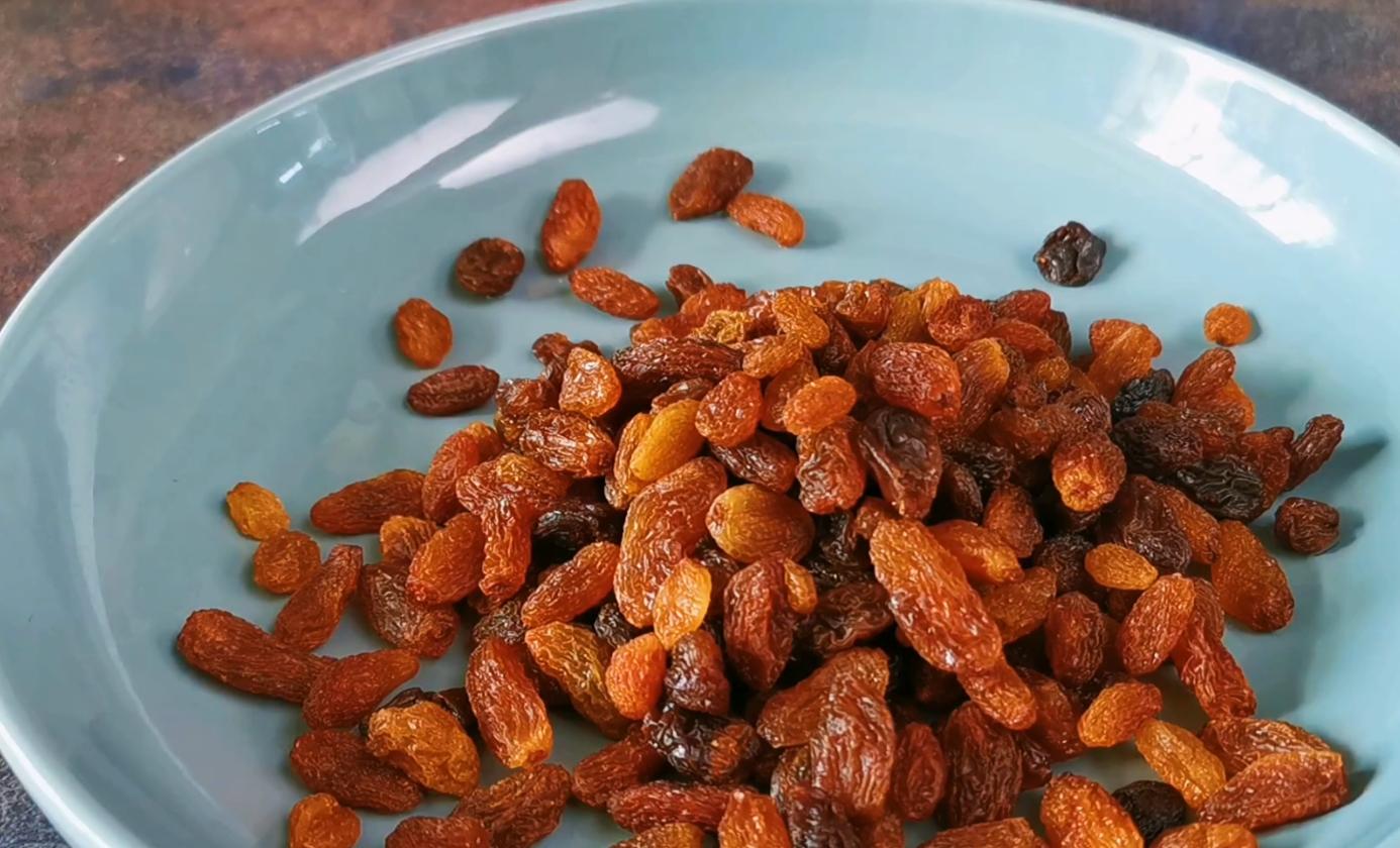 Soak raisins in vinegar, many people don't know what it is, it's really ...