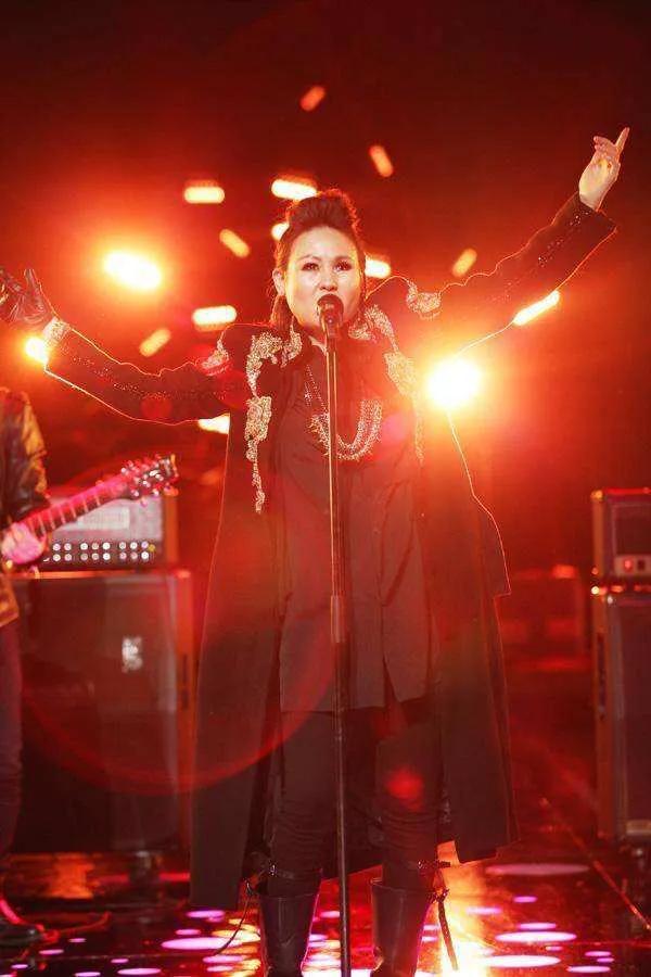 73 female lead singers in a Chinese rock band - iNEWS