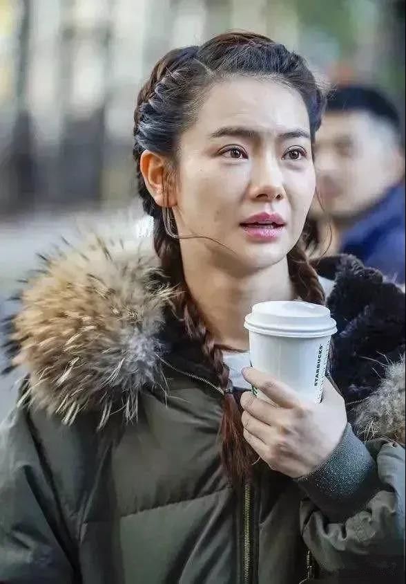 Qi Wei is really courageous, she shows up at the airport without makeup ...
