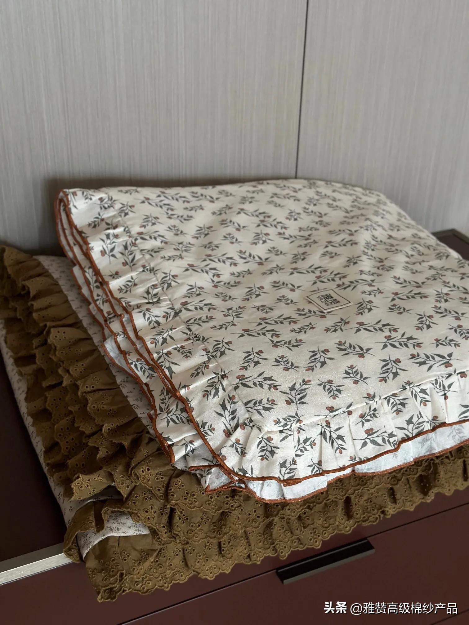 The delicate and fluffy double-layer yarn is skin-friendly and ...