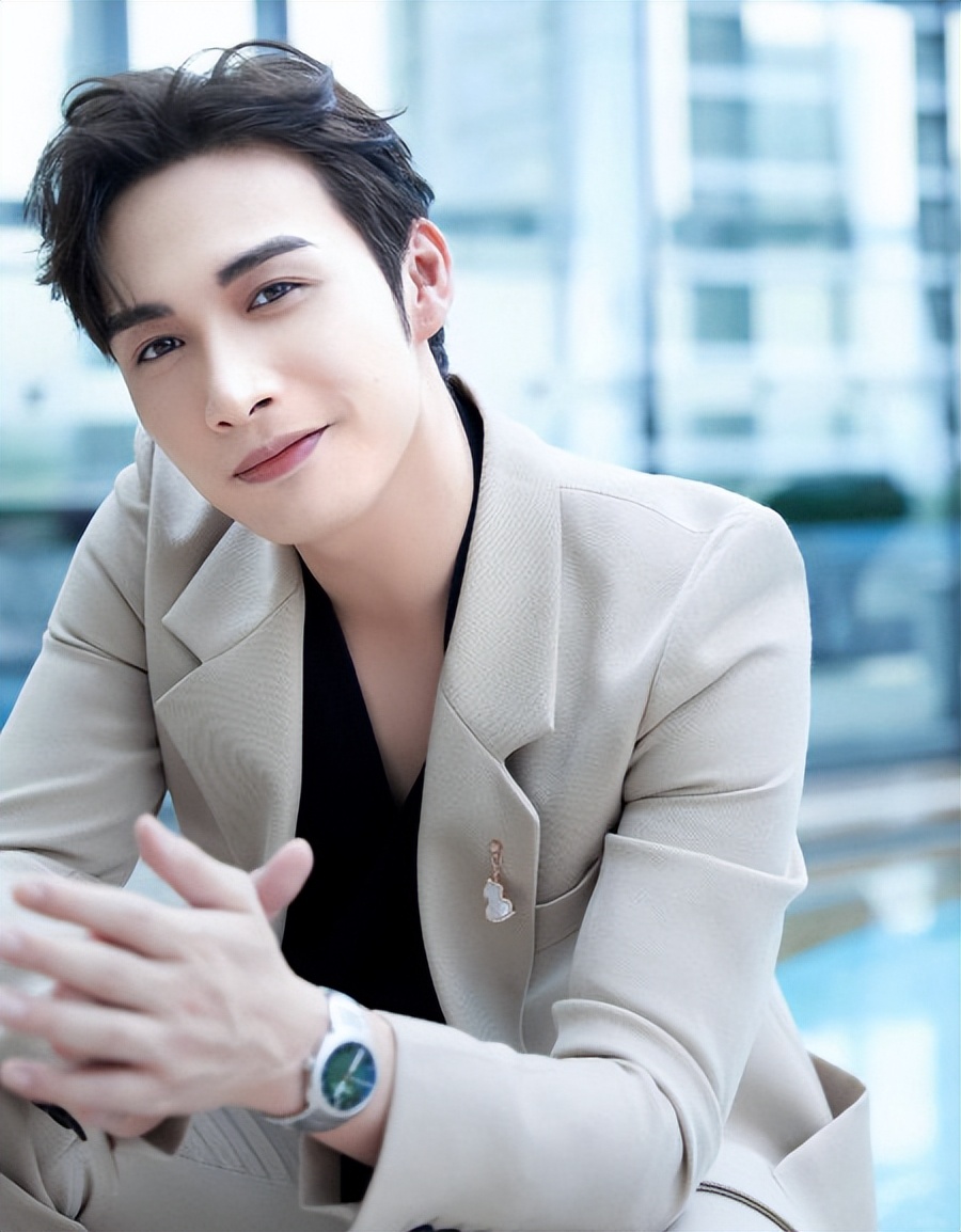 Comparing celebrities before and after their debut, she is the one who ...