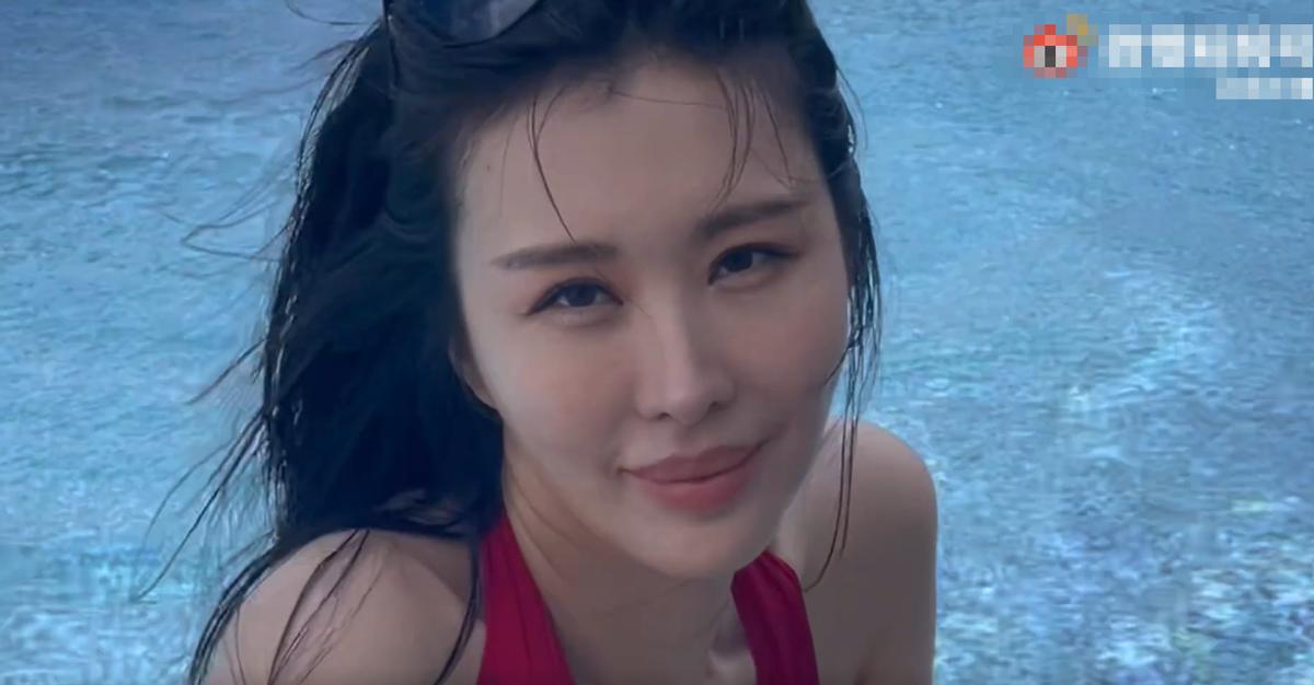 Tian Pujun took pictures by the pool!Sexy body in red swimsuit, wet hair and pink lips - iNEWS