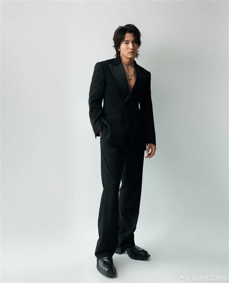 It's amazing to be 46 years old! Jerry Yan wears a vacuum suit and ...