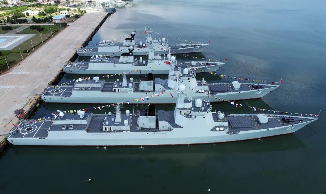The "buttocks" are lined up to dock, and the photos of Chinese warships ...