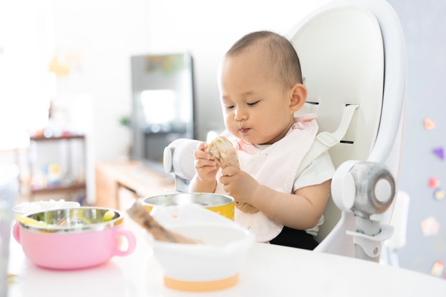 There are many benefits for babies to eat with their hands - iNEWS