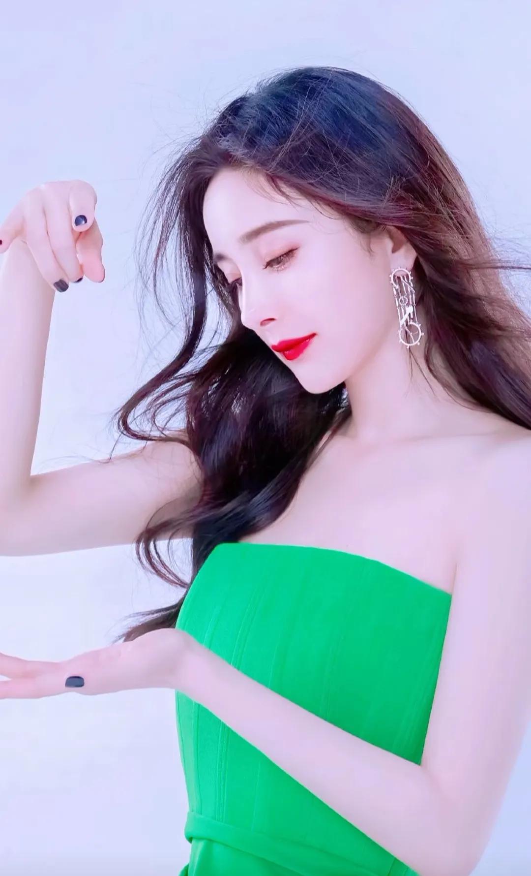 Yang Mi's beautiful wallpaper - iNEWS