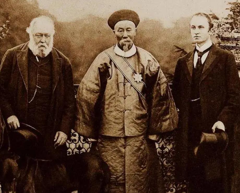 Li Hongzhang visited New York wearing a yellow mandarin jacket ...