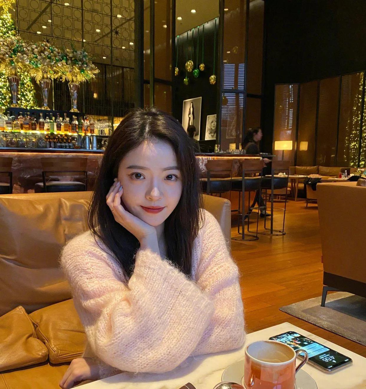 Wang Wen, the daughter of Huayi President, also posted sexy photos ...