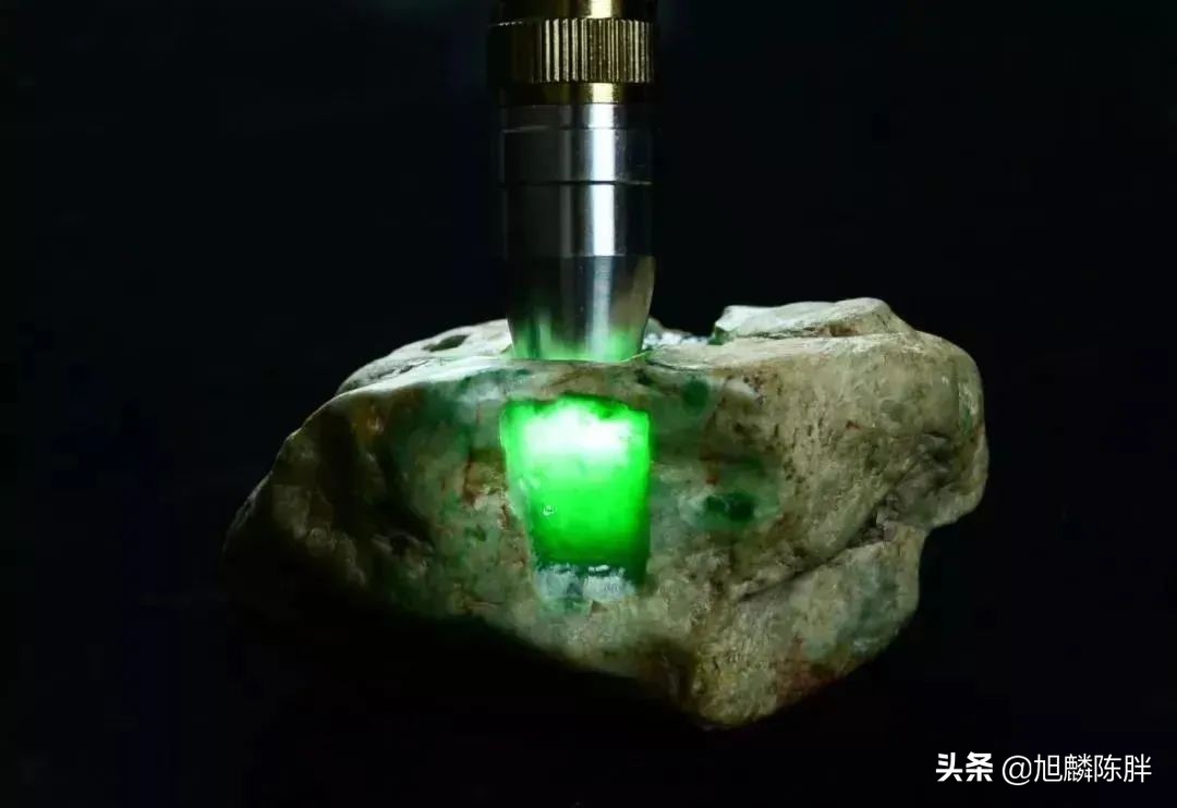 How should the flashlight be used to identify jewelry and jade? - iNEWS