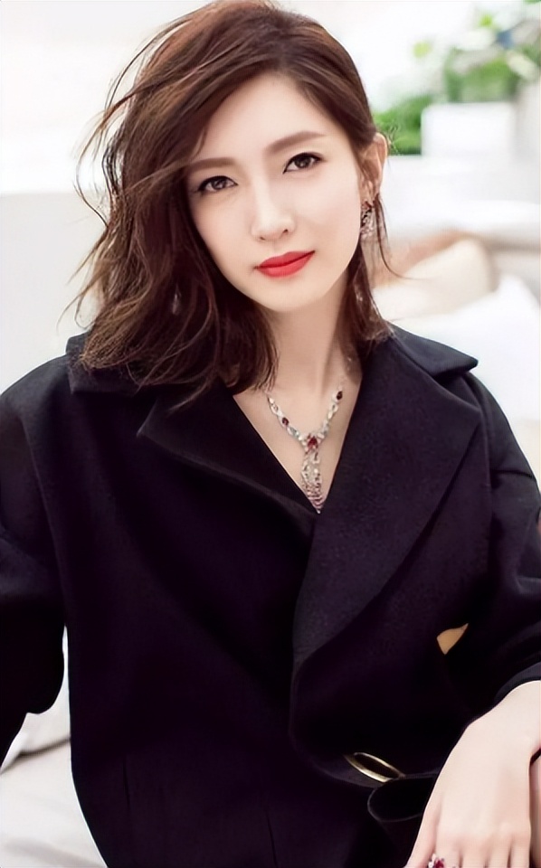 Top actresses provide "sexy" services to big bosses in order to become ...