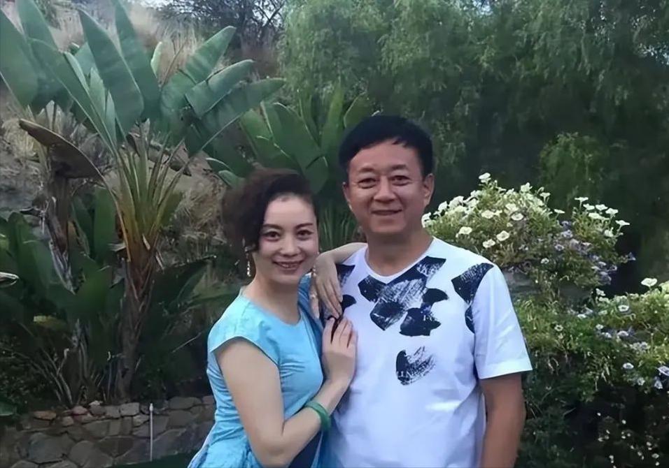 It is rare for Zhu Jun and his wife to be in the same frame. He has a ...