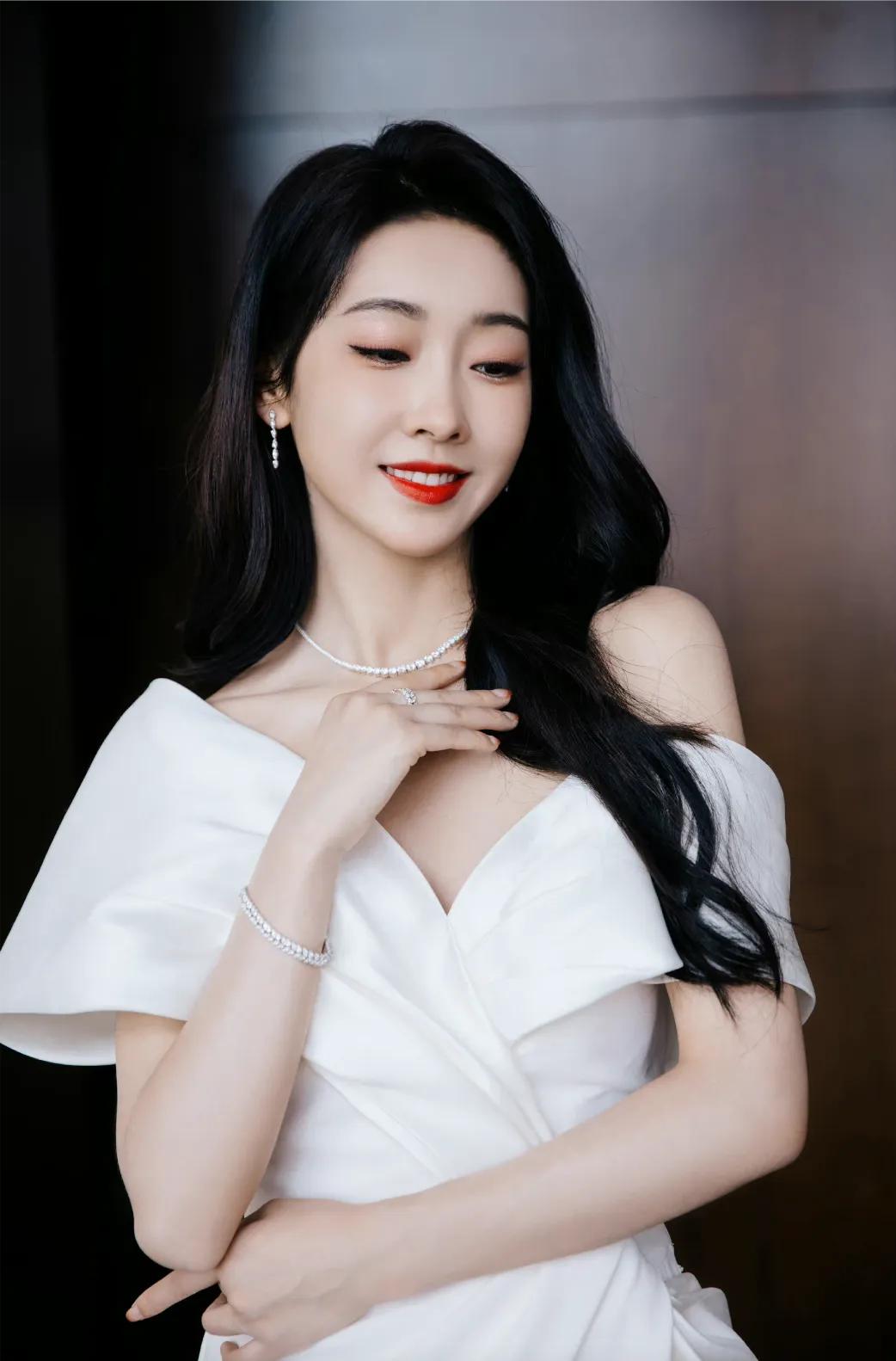 Xuan Lu's white dress is dazzling and fascinating - iNEWS
