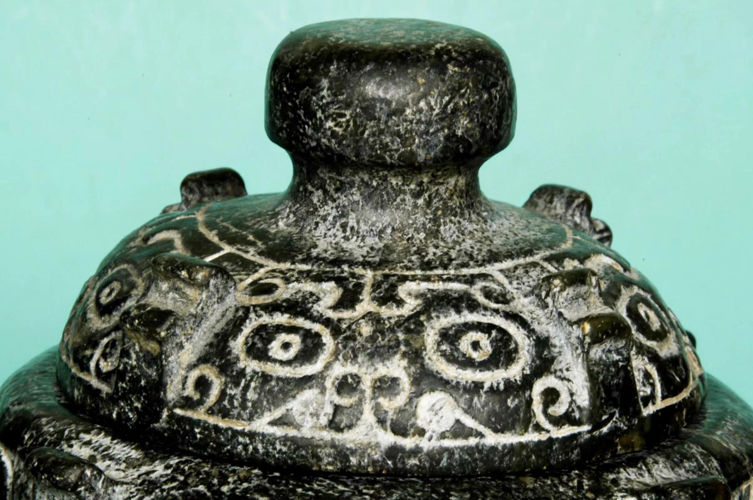 Chinese Shang Dynasty "Taotie Pattern Blue Jade Gui" - iNEWS