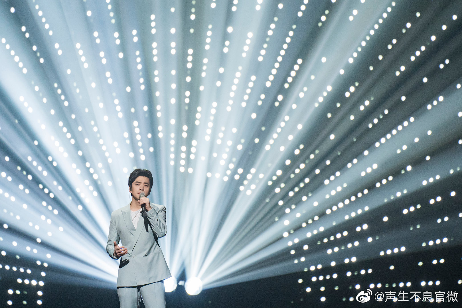 Large-scale fairy chorus scene!Li Jian and Li Keqin sing "Fireworks" in ...