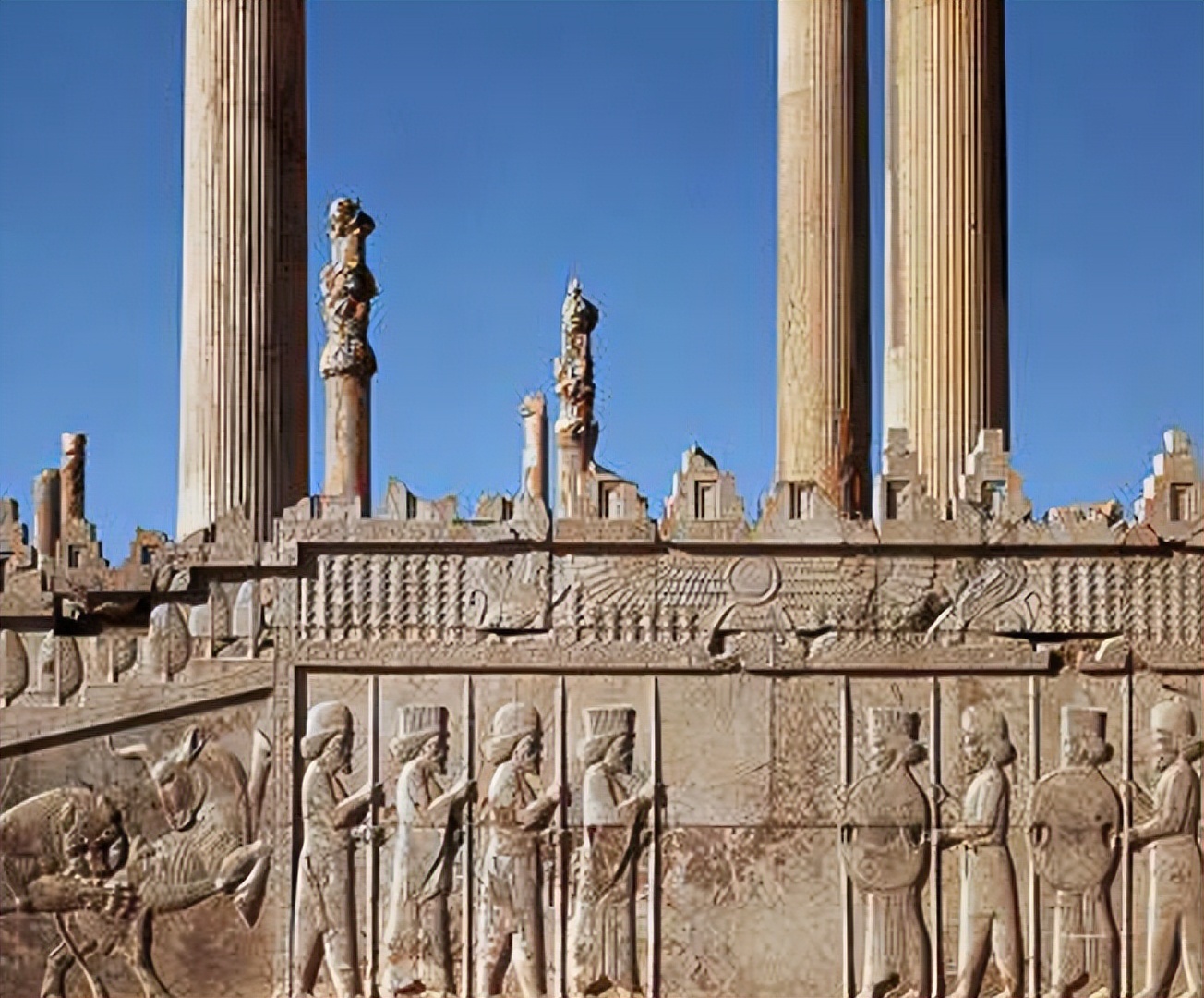 What are the characteristics of the palace architecture of the Persian ...