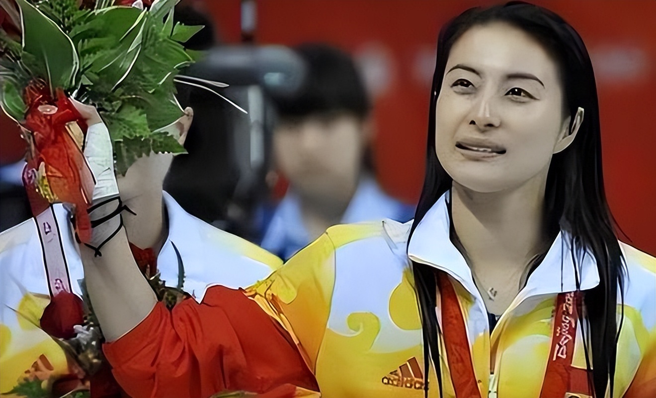 Gong Li took the initiative to hold Guo Jingjing's hand! This is a ...