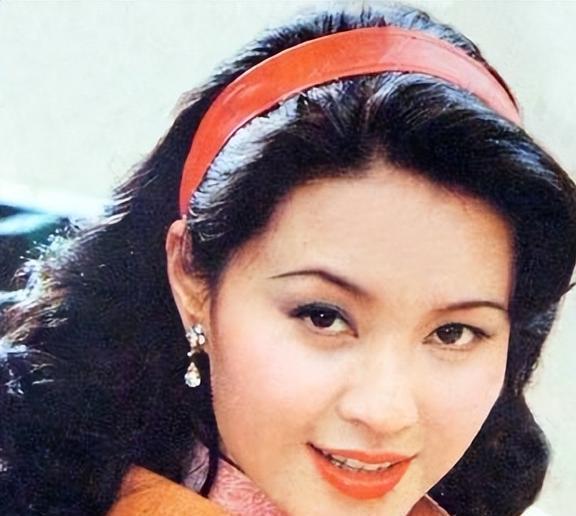 She is a "little radish head", Tu Honggang is 10 years younger than her ...