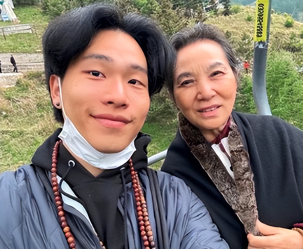 Chen Kun's son posted a group photo of his family. He is burly and dark ...