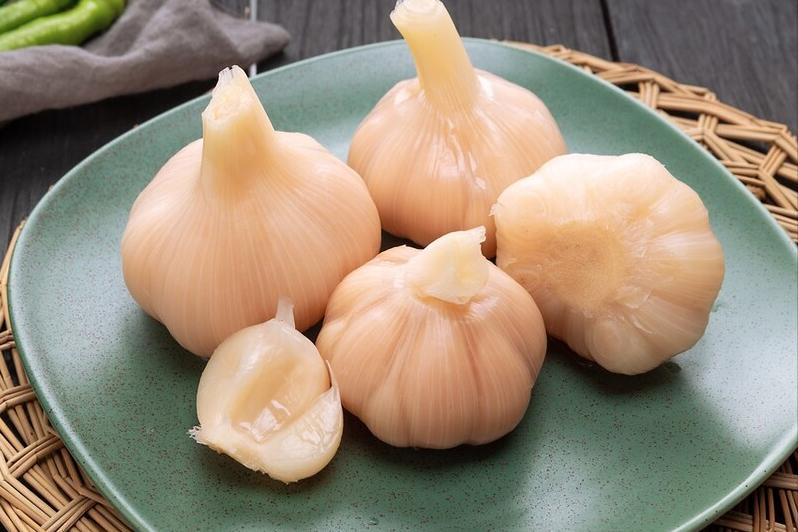 Pickled candied garlic, only sugar and vinegar are not authentic ...