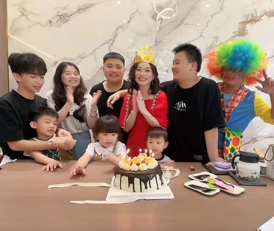 Internet celebrity "Zhang Rongrong" had 7 children in 13 years of ...