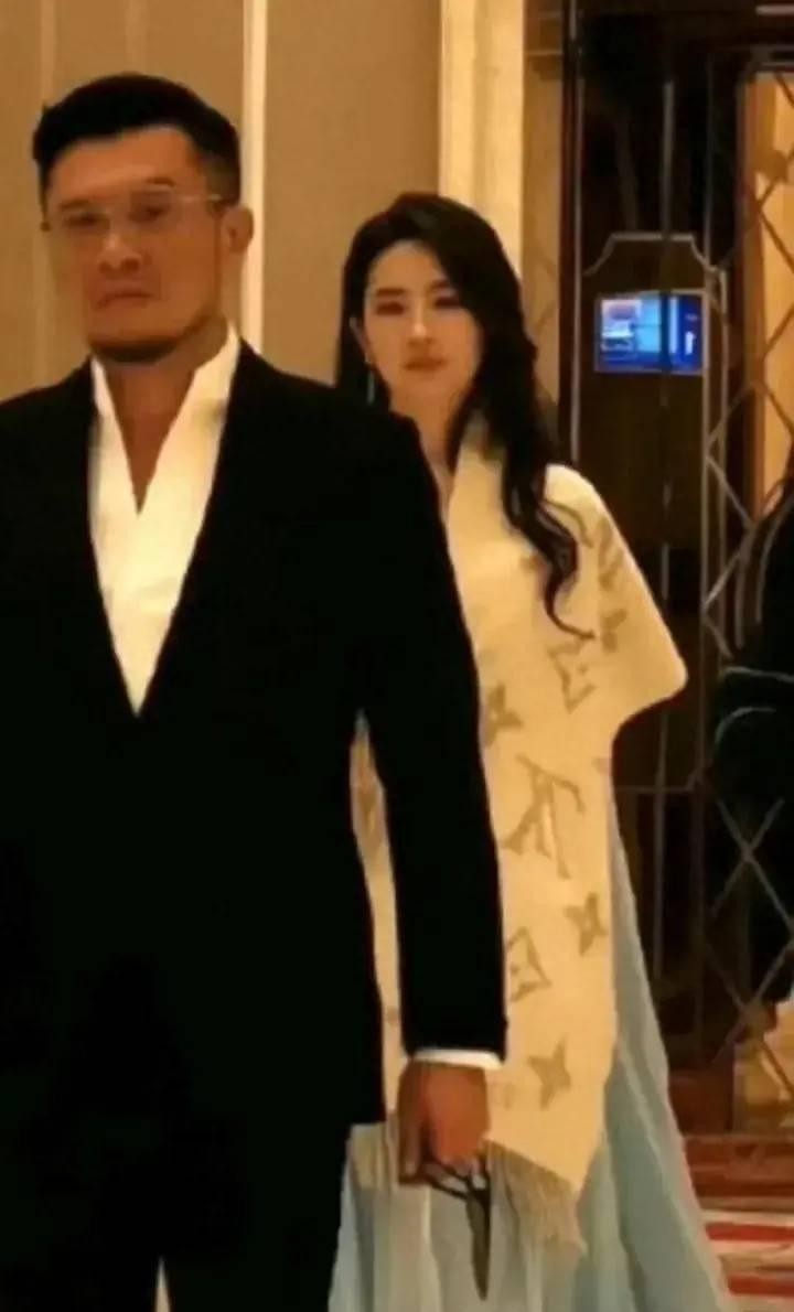 Liu Yifei appeared at the game with her bodyguard. The bodyguard, Uncle ...