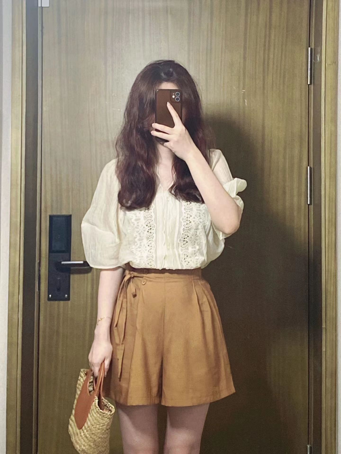 Women who love to wear shorts, remember to choose short shorts instead ...