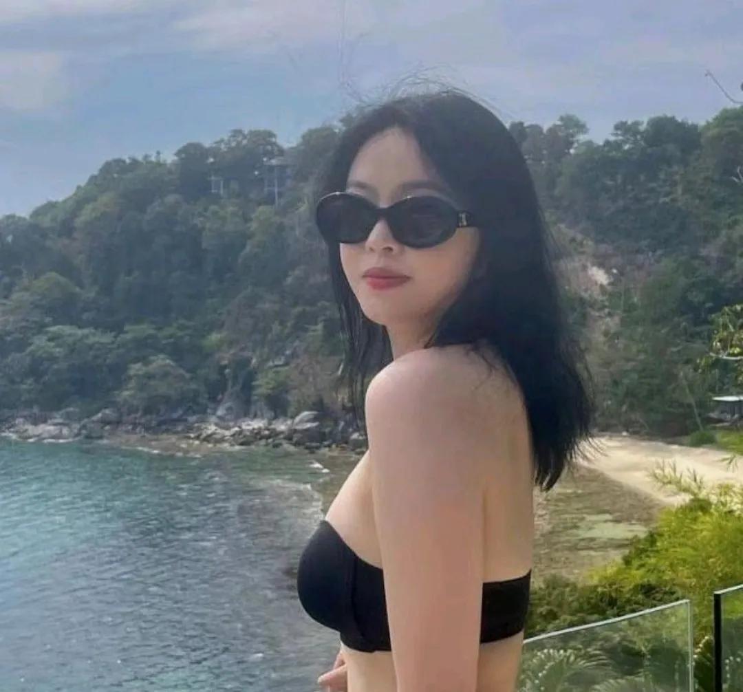 Huayi Princess Wang Wen is also on vacation abroad, wearing cool clothes and showing off her ...