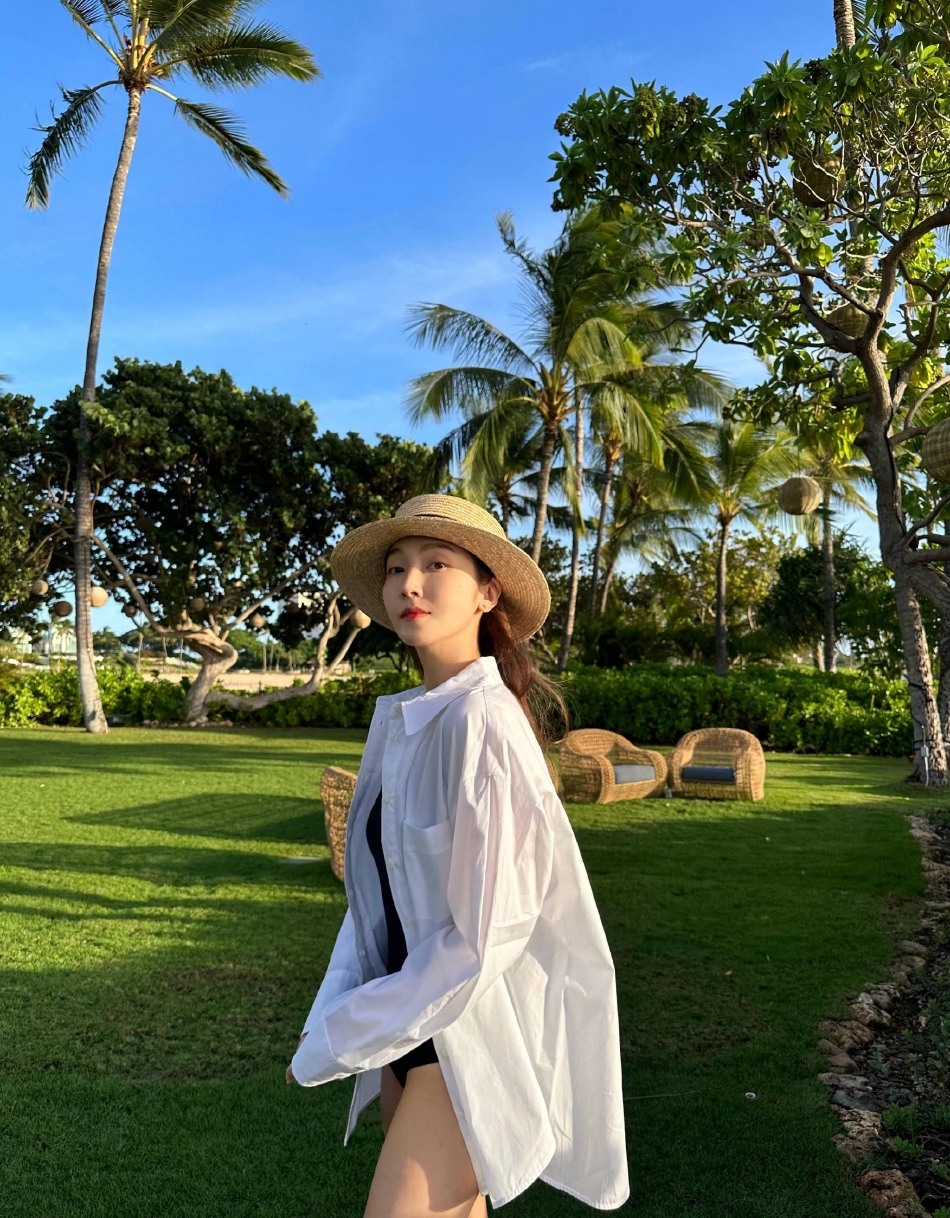 Sunny Hawaii!Jessica Jessica posted photos of her play - iMedia