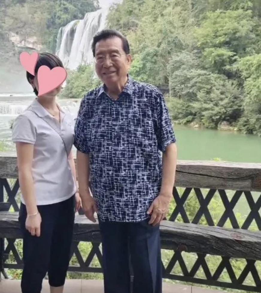 84-year-old Li Shuangjiang was sitting in the park and was met by ...