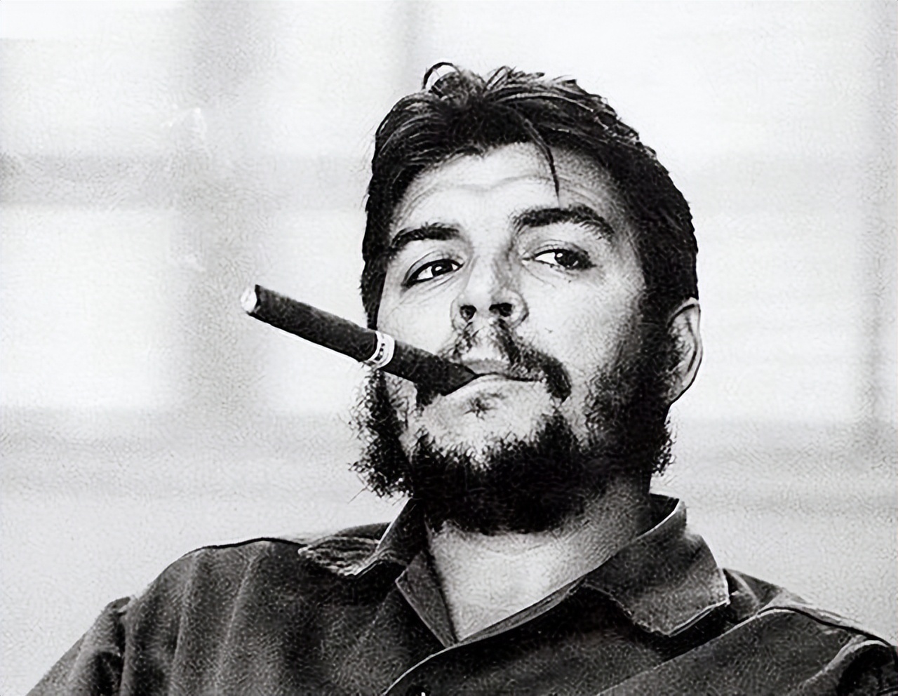 Old photo of Che Guevara at the scene of his death: Soldiers grabbed ...