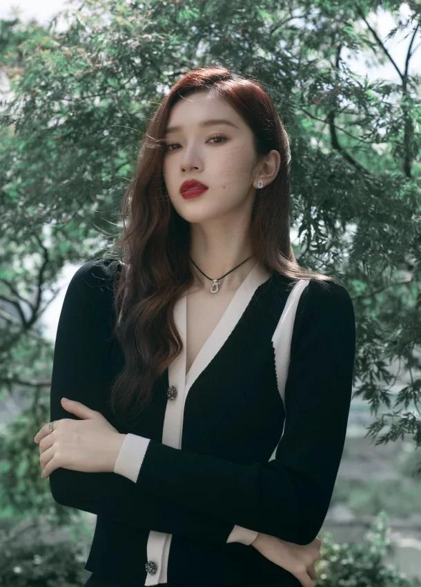Liu Lingzi's wild outfits are cool and sassy, so sultry - iNEWS
