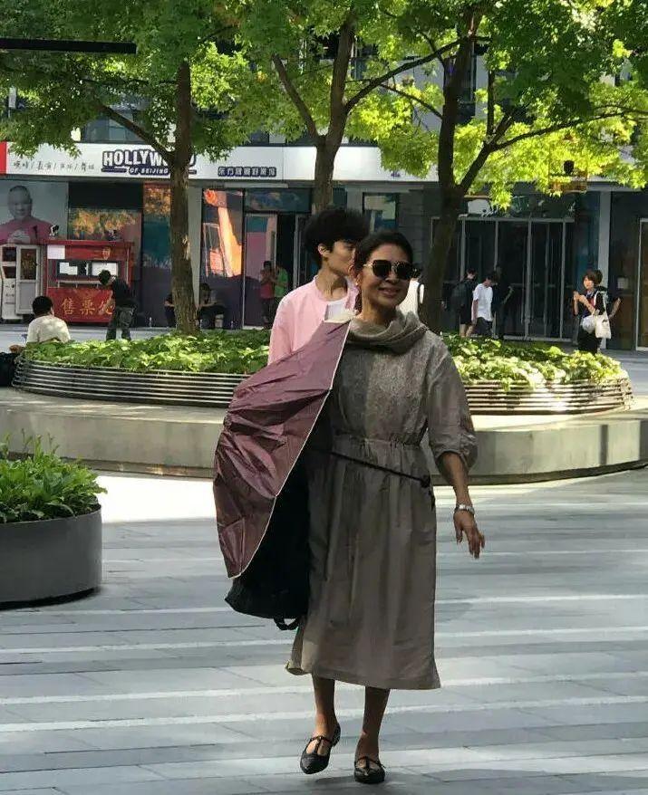 Ni Ping appeared on the street, with a black and dry figure, not even ...