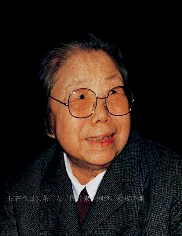 Because he looked so much like Premier Zhou Enlai, Deng Yingchao leaned forward while watching ...