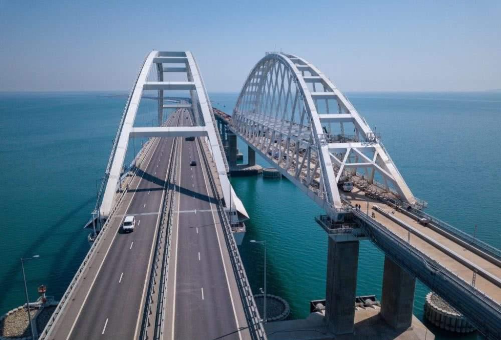 The Crimea Bridge's one-pier, two-lane design just happened to survive ...