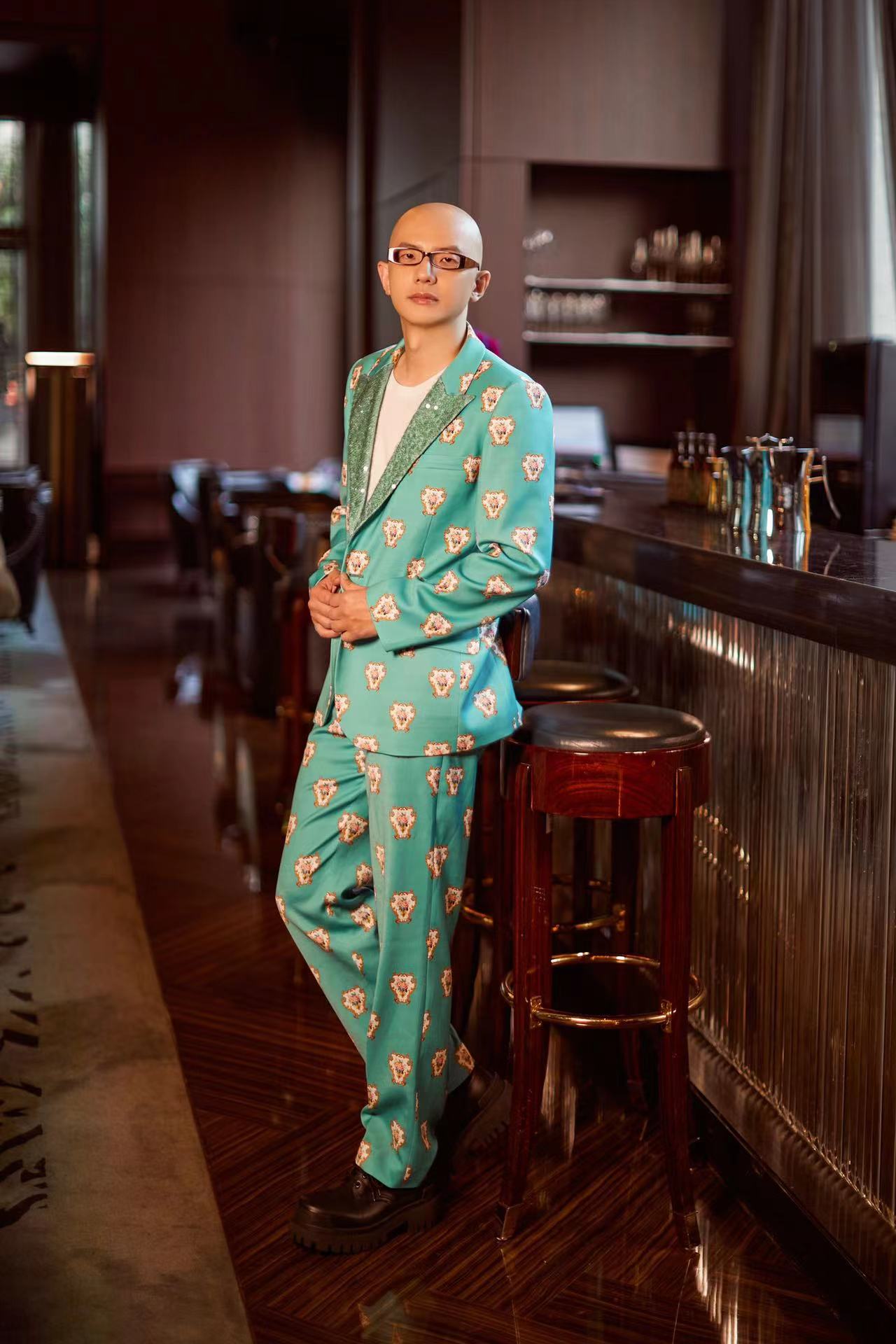 Ping An's green printed suit with iconic smile is warm and elegant - iNEWS