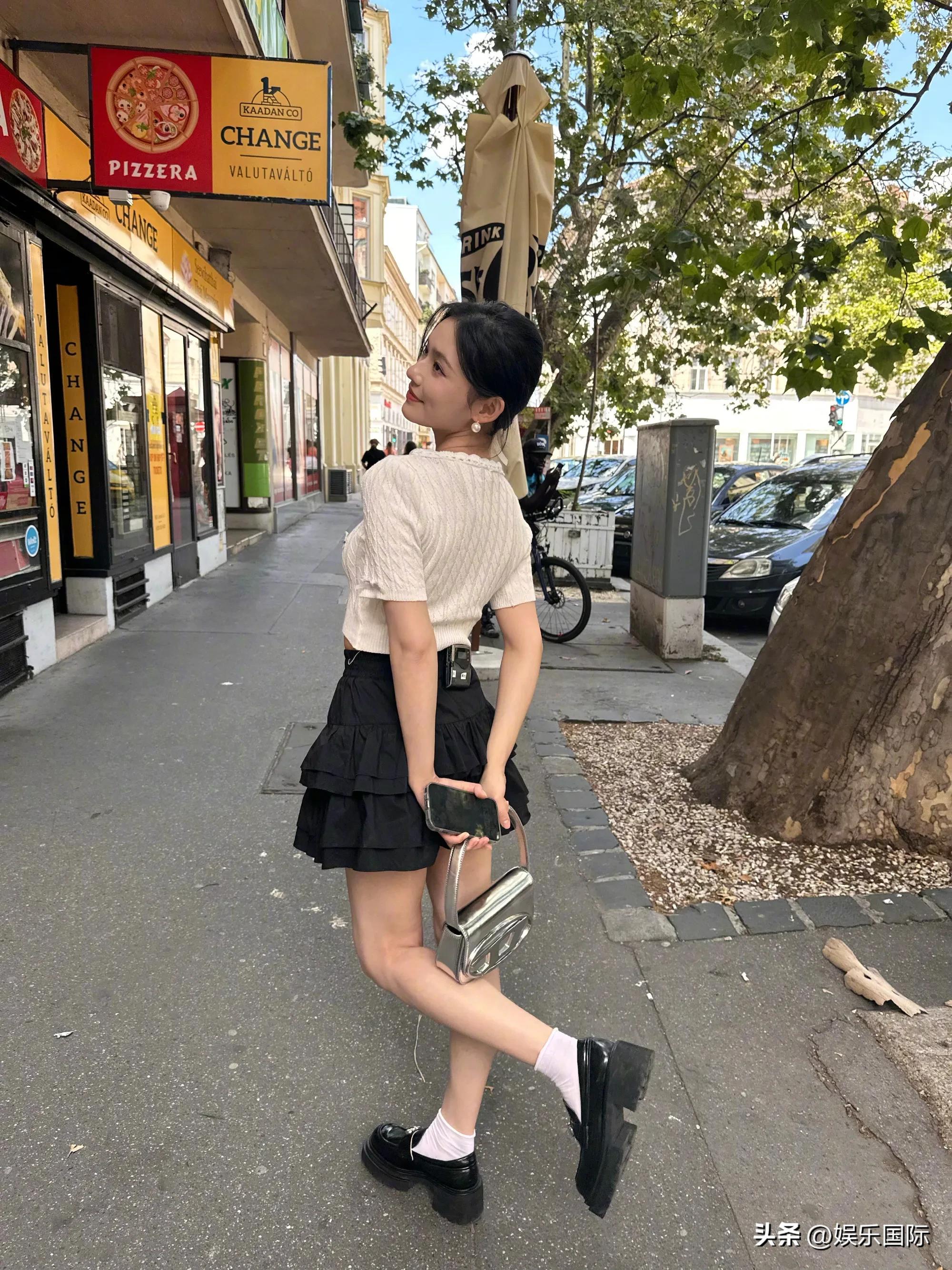 Lin Yun wears a black short skirt and braids, which is playful, age ...